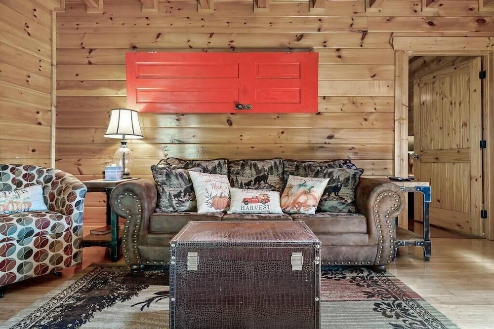 Mountain View Family Cabin W/ Game Room + Pool - Sevierville, TN