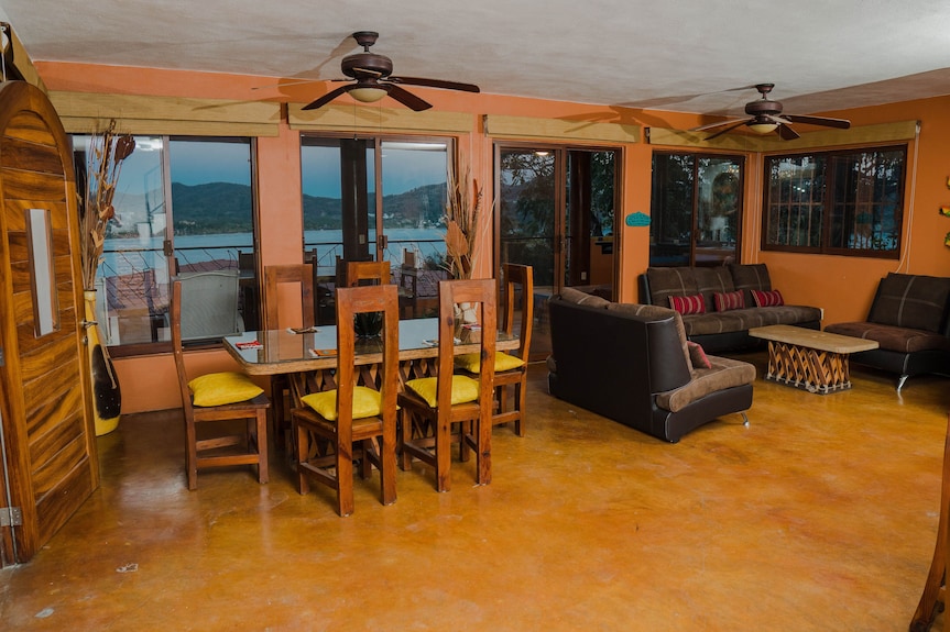 Bonito Lugar De Vacaciones Para Relajarse Bajo El Ardiente Sol De Zihuatanejo - Zihuatanejo