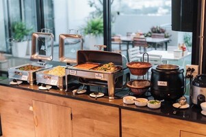 Café da manhã com buffet grátis todos os dias