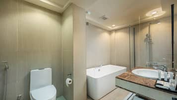 Uma casa de banho moderna com casa de banho, banheira e lavatório.