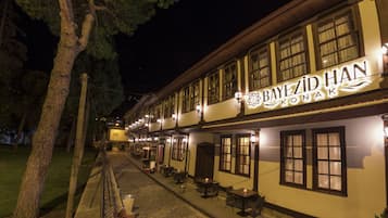 Fachada da propriedade à noite