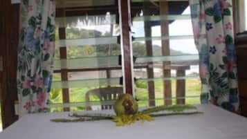 Bungalow, vista para o oceano | Roupa de cama fornecida