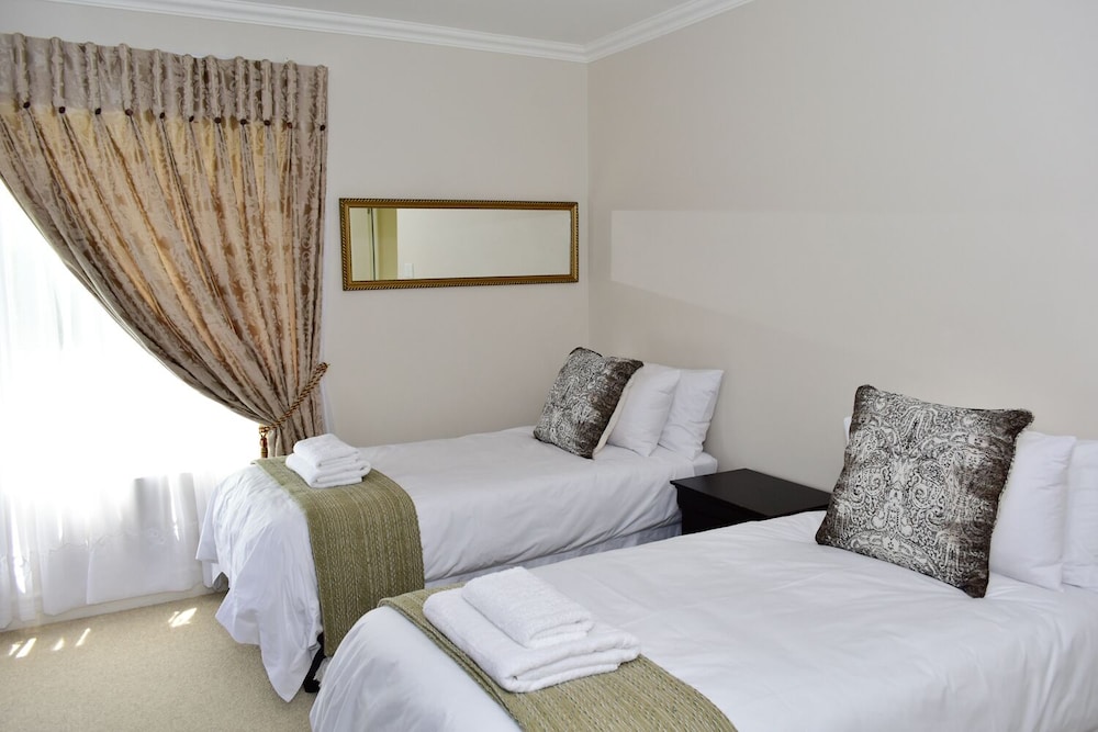 Luxury Villa With Private Pool On Kingswood Golf Estate, George - George