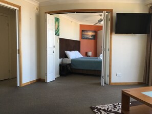 Apartamento Superior, 2 camas queen-size, não fumadores | Cofre no quarto, cortinas/cortinados opacos, quartos insonorizados 