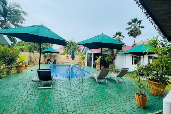 Piscina externa, guarda-sóis, espreguiçadeiras