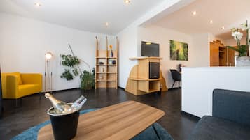 Suite Júnior | Sala de estar | Televisor de ecrã plano de 28 polegadas com canais por cabo, televisor