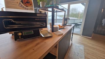 Pequeno-almoço tipo buffet diário (12 EUR por pessoa)
