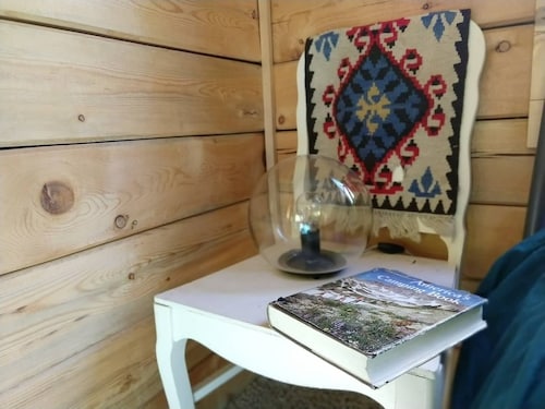 Timber & Creek- Log Cabin Near Yosemite - Yosemite National Park, CA