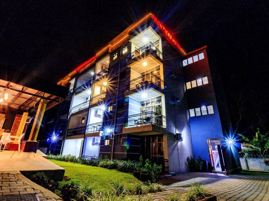 Fachada da propriedade à noite