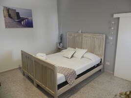Apartamento, 2 quartos, pátio | Secretária, cortinas/cortinados opacos, quartos insonorizados 