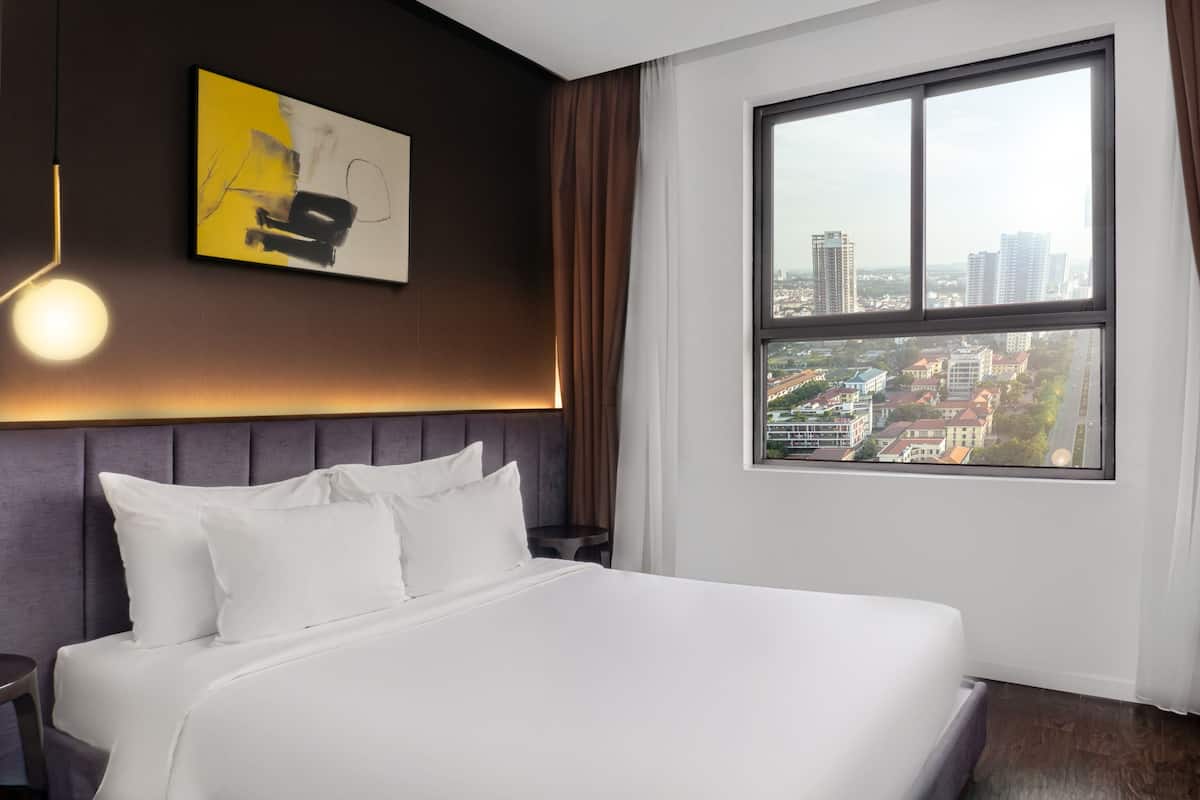 Suite, 2 quartos | Minibar, cofre no quarto, secretária, cortinas/cortinados opacos 