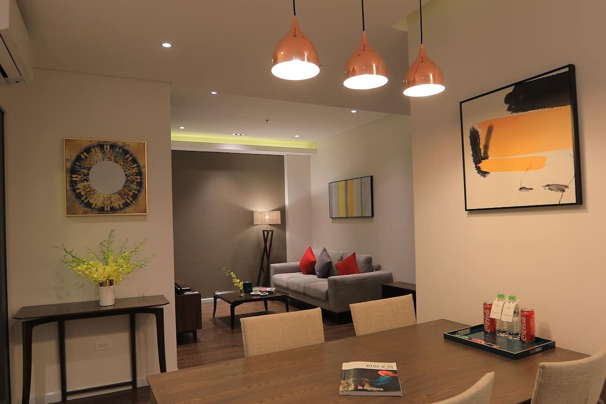 Quarto Deluxe, 2 quartos | Sala | Smart TV de 49 polegadas com canais por cabo, televisor 