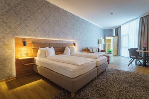 Suíte júnior, 1 quarto | Frigobar, cofres nos quartos, escrivaninha, cortinas blackout