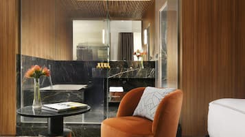 Produtos de higiene exclusivos, um secador de cabelo, roupões, chinelos
