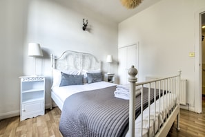 Apartamento, 2 quartos, para não fumantes | 2 quartos, individualmente decorados, individualmente mobiliados