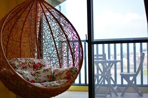 Quarto quádruplo luxo, sacada, vista para o oceano (302) | Escrivaninha, cortinas blackout, Wi-Fi de cortesia, roupa de cama