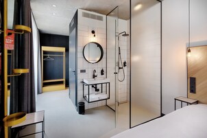 Chuveiro, chuveiro com efeito de chuva, produtos de toalete grátis 