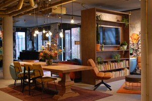 Área de estar no saguão