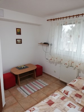 Quarto casal básico | Escrivaninha, cortinas blackout, camas extras/dobráveis (sobretaxa)