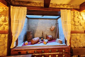 Minibar, secretária, ferro/tábua de engomar 