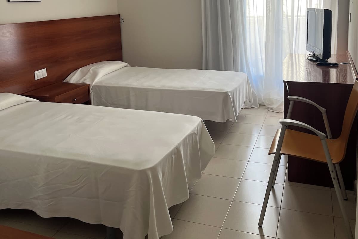 1 quarto, cofre no quarto, roupa de cama fornecida