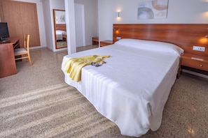 1 quarto, cofres nos quartos, roupa de cama