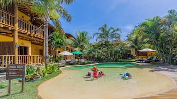 Um resort com área de piscina, incluindo uma placa indicando a profundidade da piscina e uma placa para o spa.
