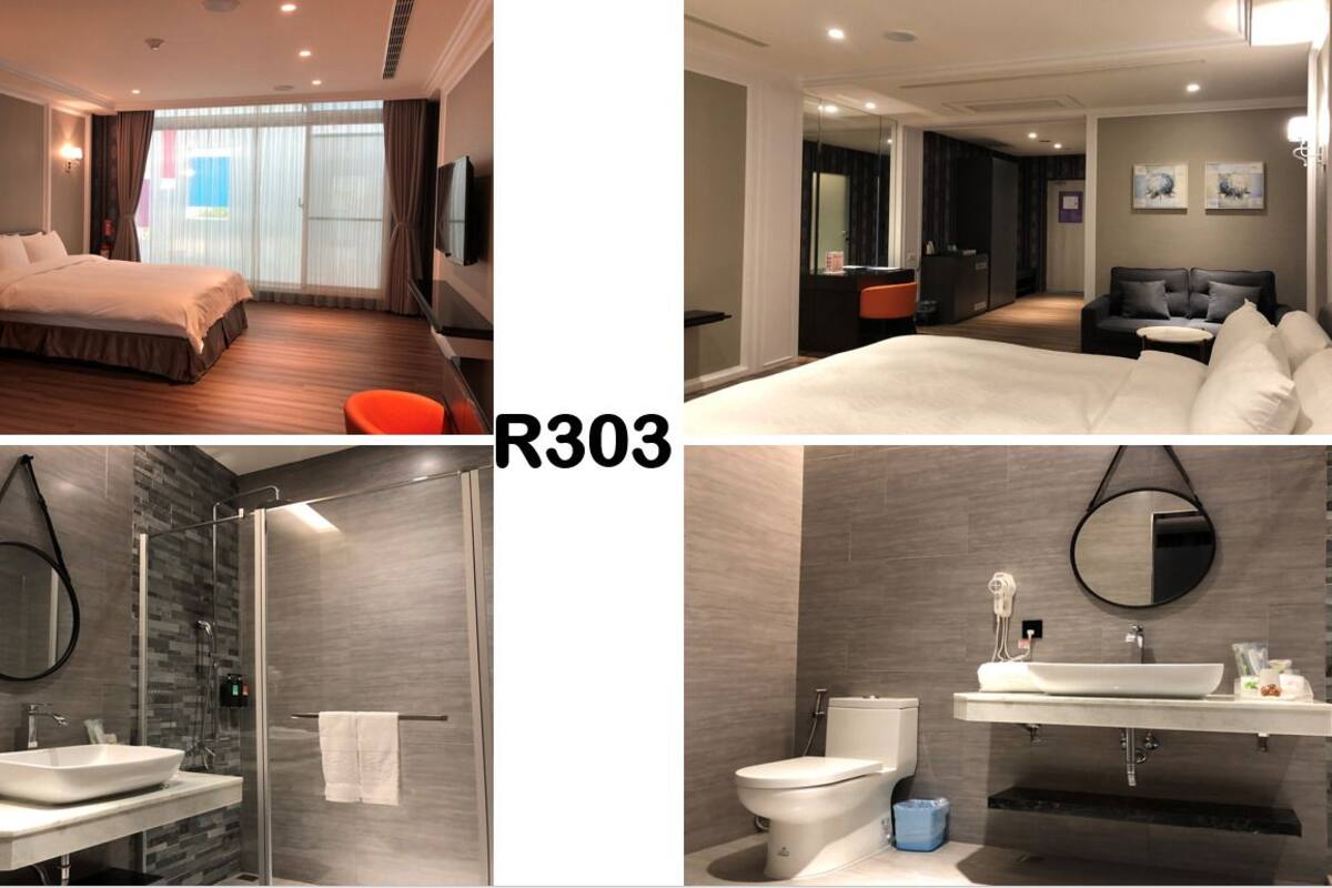 Quarto de hotel com cama, escrivaninha, sofá e banheiro com pia e vaso sanitário.