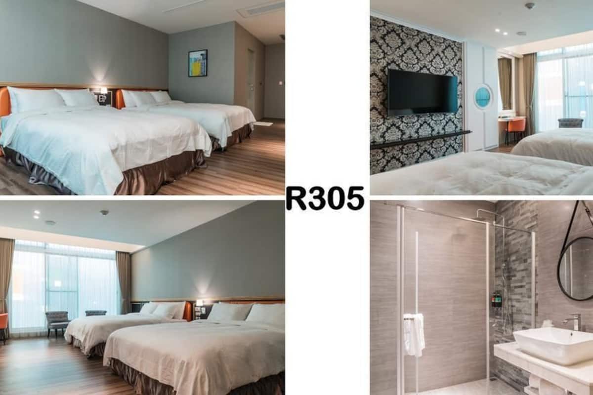 Quarto de hotel com duas camas, televisão, chuveiro e banheiro com pia e espelho.