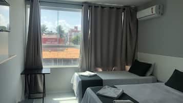 Quarto triplo, várias camas, para não fumantes | Frigobar, Wi-Fi de cortesia, roupa de cama