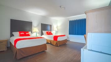 Quarto, 2 camas de casal | 1 quarto, escrivaninha, ferros/tábuas de passar roupa, Wi-Fi de cortesia