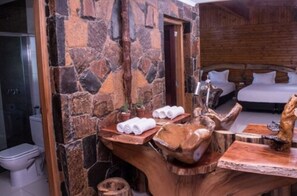 Quarto Superior, não fumadores, vista para o rio | Edredões de penas, camas de colchão viscoelástico, minibar 