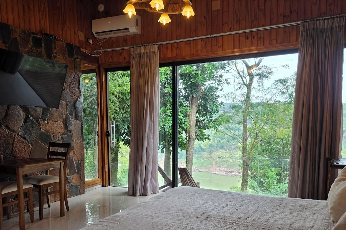 Quarto Superior, não fumadores, vista para o rio | Edredões de penas, camas de colchão viscoelástico, minibar