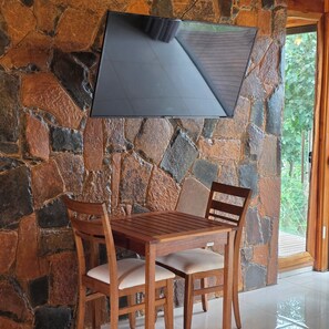 Quarto superior, para não fumantes, vista para o rio | Edredons de pluma, camas com colchões de espuma com sistema de memória