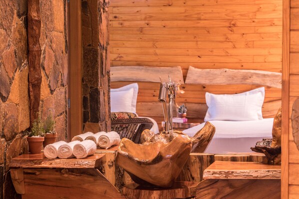 Quarto Superior, não fumadores, vista para o rio | Edredões de penas, camas de colchão viscoelástico, minibar 