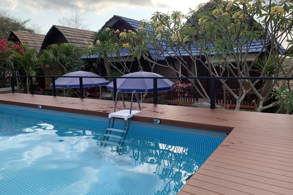 Piscina exterior, espreguiçadeiras