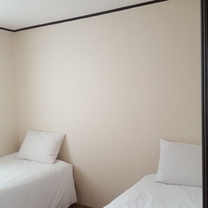 Quarto Twin Cidade | Roupa de alta qualidade, com decoração personalizada 