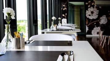 Pequeno-almoço tipo buffet diário (150 THB por pessoa)