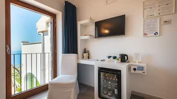 Quarto Duplo (Capri) | Minibar, cofre no quarto, com decoração personalizada, secretária