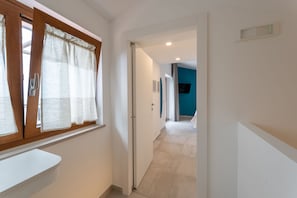 Quarto casal superior, vista para o mar | Frigobar, cofres nos quartos, individualmente decorados, escrivaninha