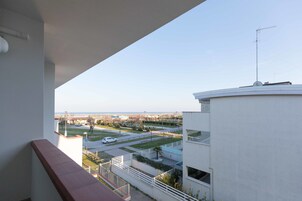 Apartamento, 2 quartos, vista parcial para o mar | Sacada