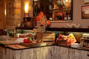 Pequeno-almoço tipo buffet diário mediante uma taxa 