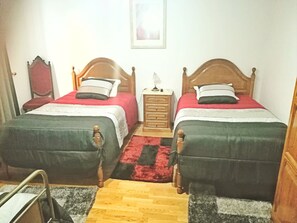 Escrivaninha, cortinas blackout, Wi-Fi de cortesia, roupa de cama
