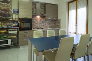 Apartamento, 3 quartos | Cozinha privada | Geladeira grande, fogão, cooktop, cafeteira/chaleira