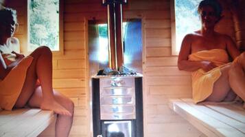 Uma sauna com paredes de madeira e um sistema de aquecimento central.