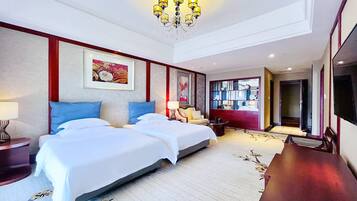 Suite Familiar, várias camas | 1 quarto, roupa de alta qualidade, cofre no quarto, secretária