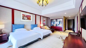 Suíte família, várias camas | Roupas de cama premium, cofres nos quartos, escrivaninha