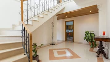 Apartamento, 3 quartos, terraço | Sala de estar | TV de ecrã plano