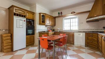 Apartamento, 3 quartos, terraço | Cozinha privada | Um frigorífico/congelador grande, um micro-ondas, um forno
