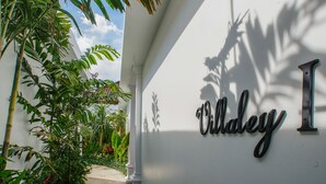 Parede branca com o nome 'Oldeley I' em fonte cursiva.